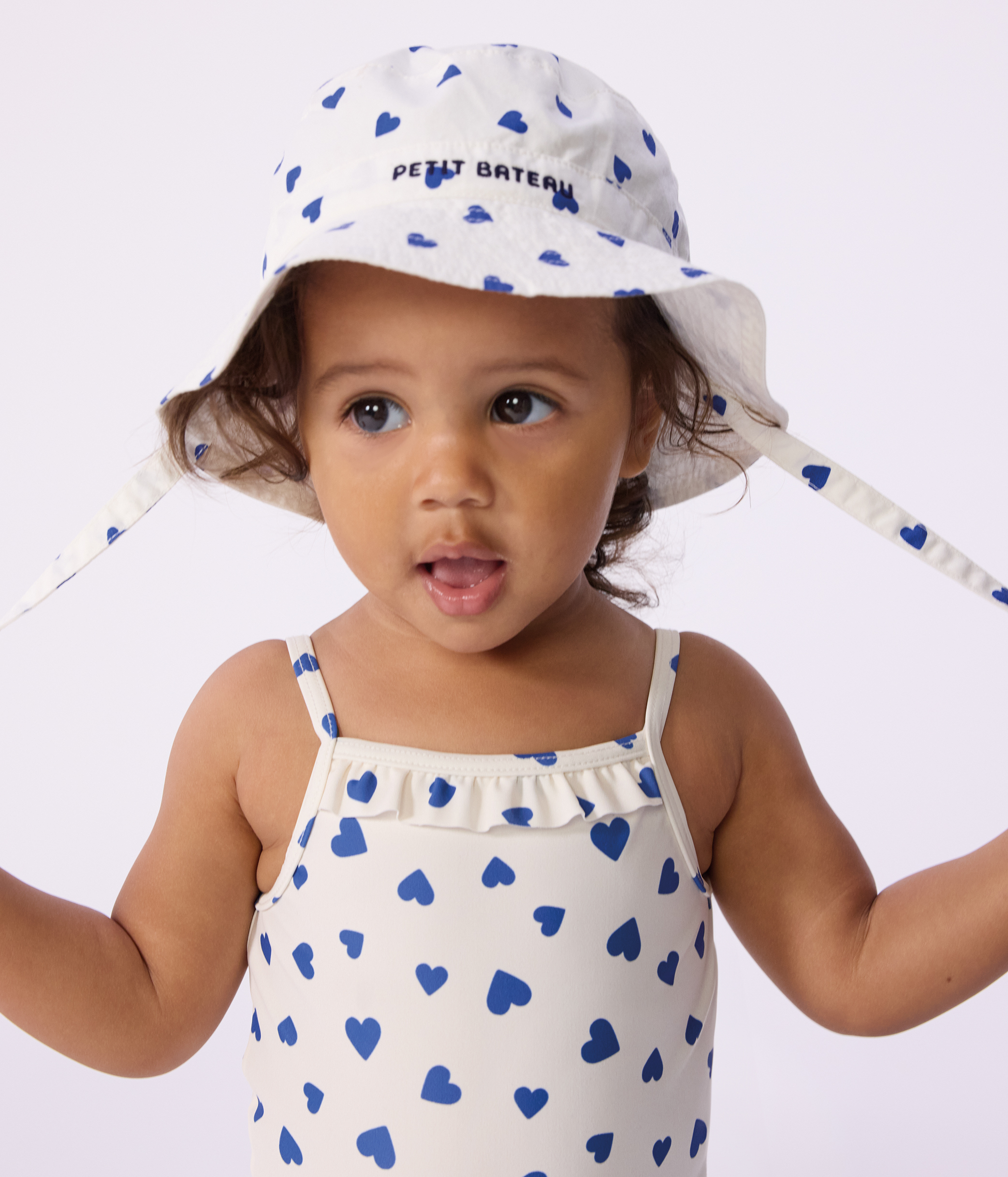 Niedlicher Baby-Sonnenhut zum Binden aus Serge MARSHMALLOW/CREPUSCULE ...